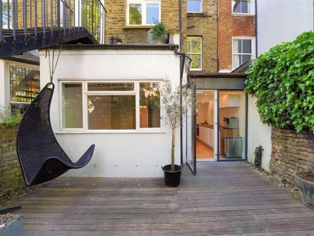 2 bed flat for sale