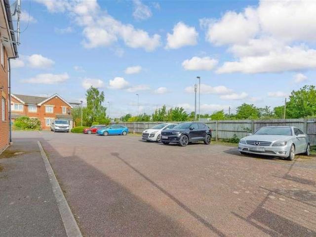 2 bed flat for sale