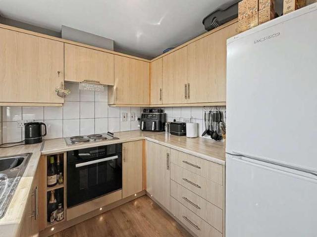 2 bed flat for sale
