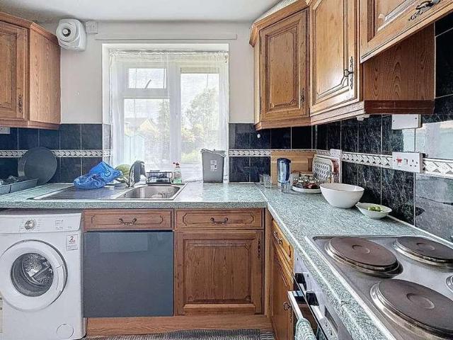 2 bed flat for sale