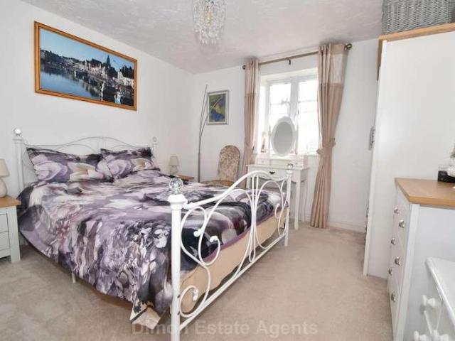 2 bed flat for sale