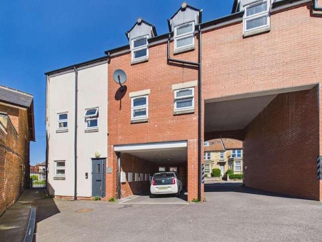 2 bed flat for sale
