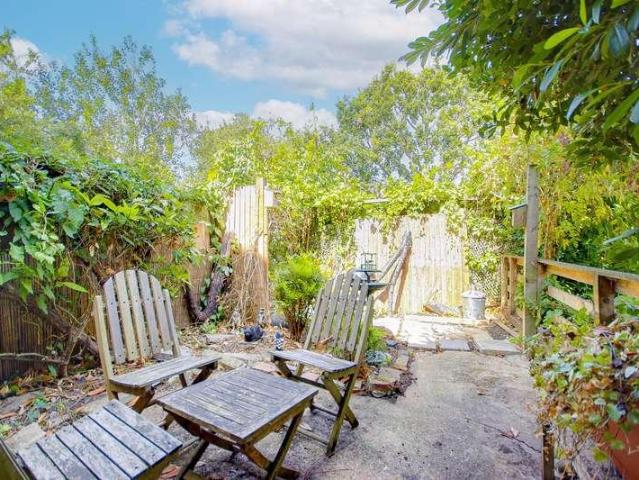 2 bed flat for sale