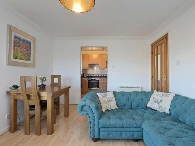 2 bed flat for sale