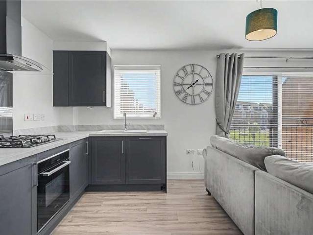2 bed flat for sale