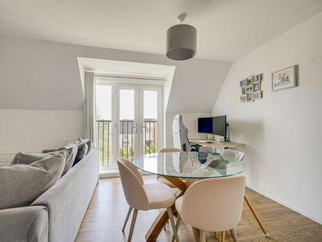2 bed flat for sale