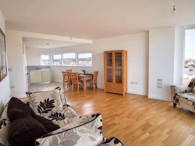 2 bed flat for sale