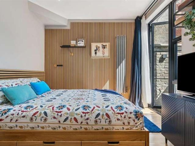 2 bed flat for sale