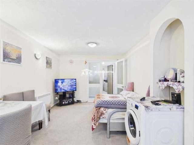 2 bed flat for sale