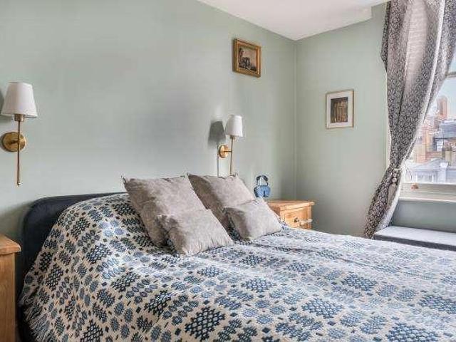 2 bed flat for sale