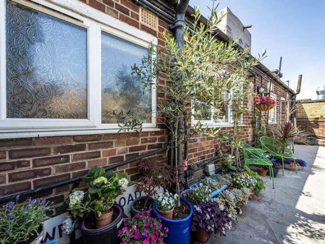 2 bed flat for sale