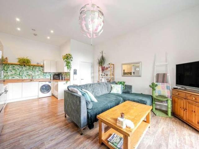 2 bed flat for sale