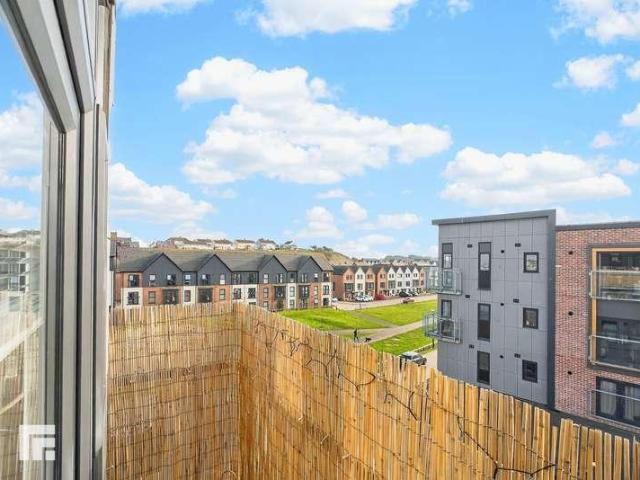 2 bed flat for sale