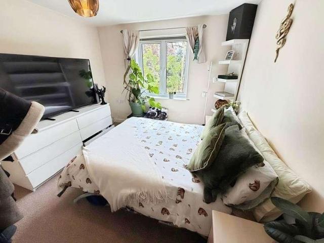 2 bed flat for sale