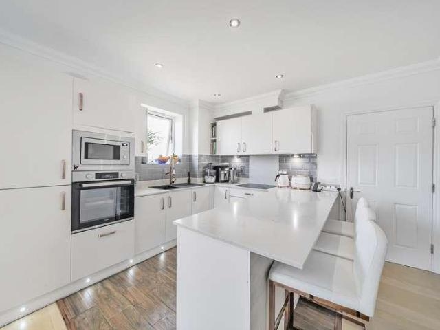 2 bed flat for sale