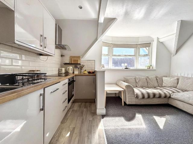2 bed flat for sale
