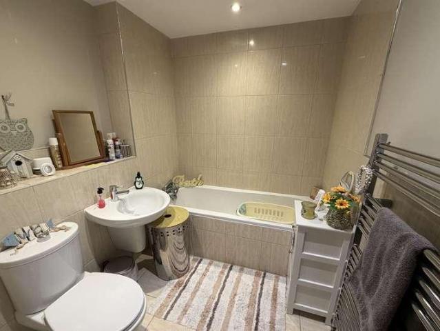 2 bed flat for sale