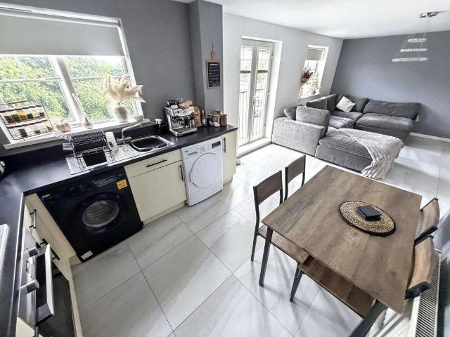 2 bed flat for sale