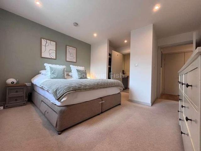 2 bed flat for sale