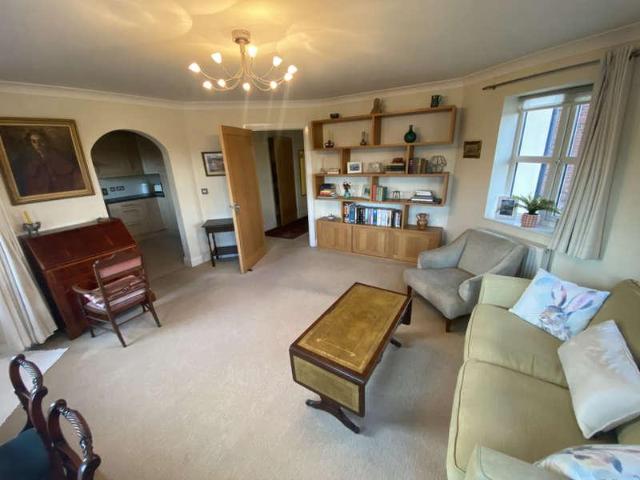 2 bed flat for sale