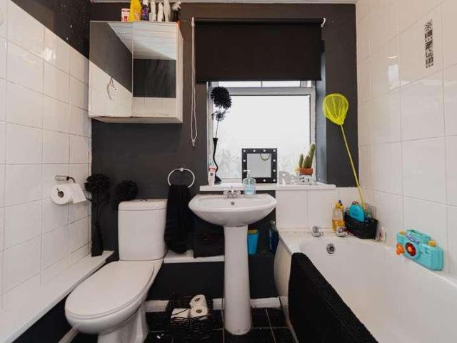 2 bed flat for sale