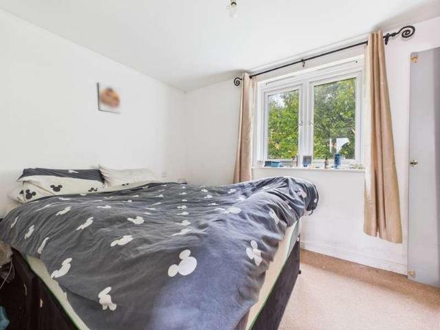 2 bed flat for sale