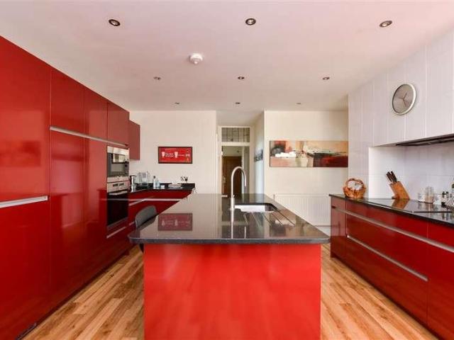 2 bed flat for sale
