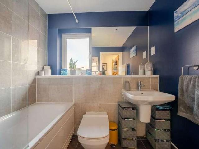 2 bed flat for sale