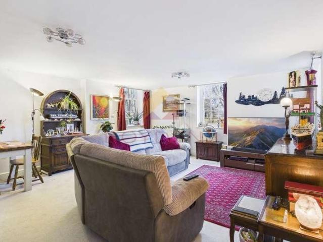 2 bed flat for sale