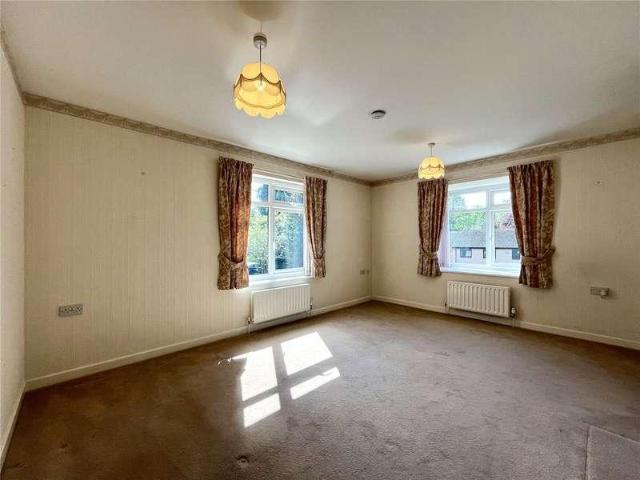 2 bed flat for sale