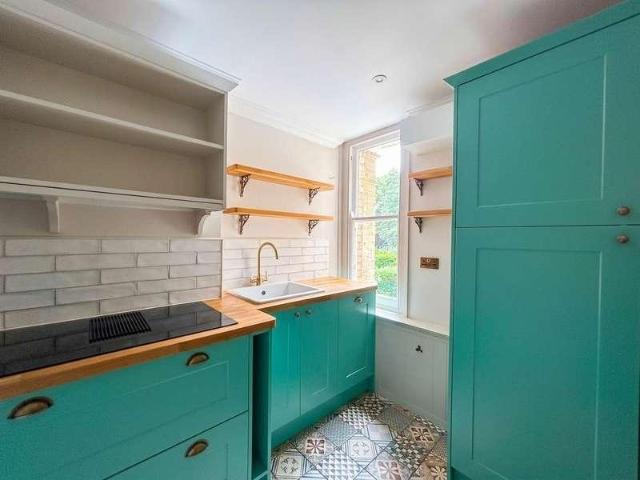 2 bed flat for sale