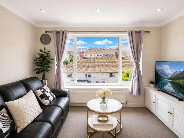 2 bed flat for sale