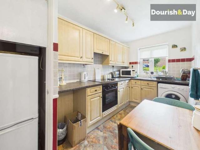 2 bed flat for sale