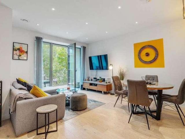 2 bed flat for sale