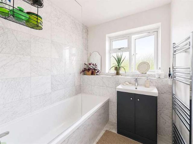2 bed flat for sale
