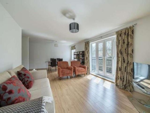 2 bed flat for sale