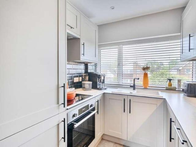 2 bed flat for sale