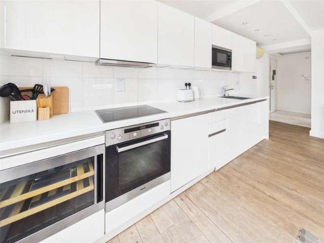 2 bed flat for sale