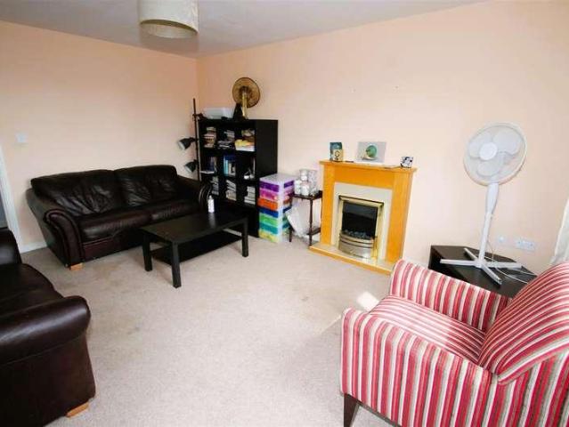 2 bed flat for sale