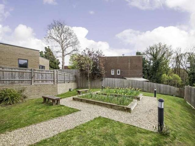 2 bed flat for sale