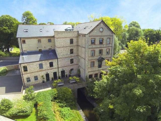 2 bed flat for sale