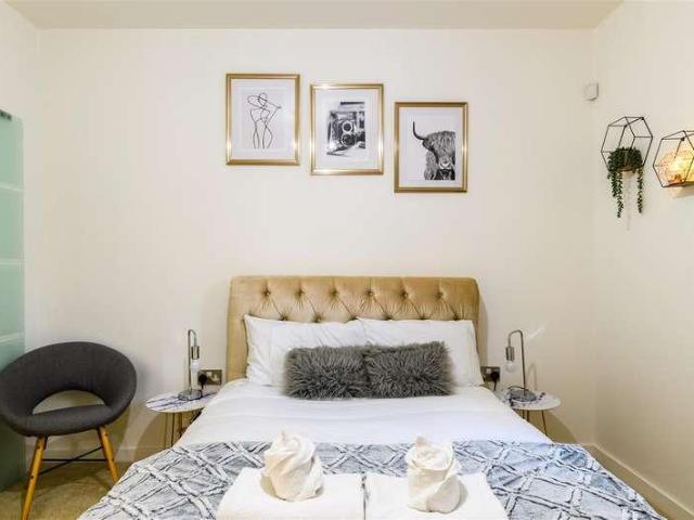 2 bed flat for sale