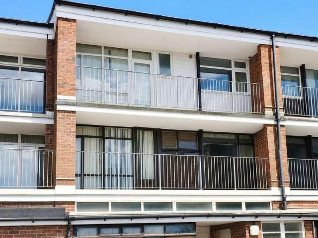 2 bed flat for sale