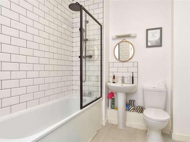 2 bed flat for sale
