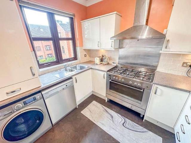 2 bed flat for sale