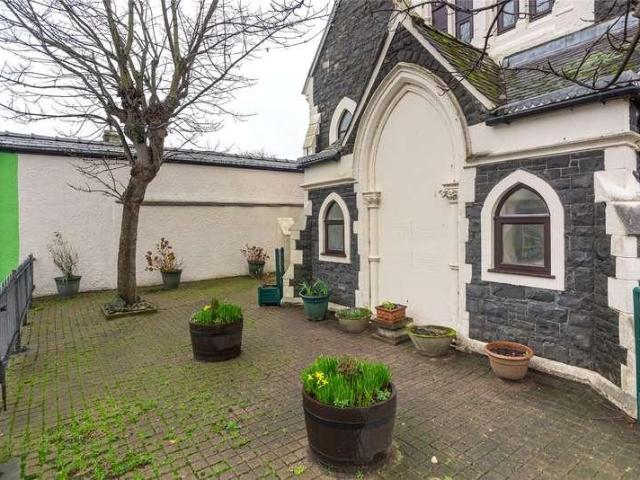 2 bed flat for sale