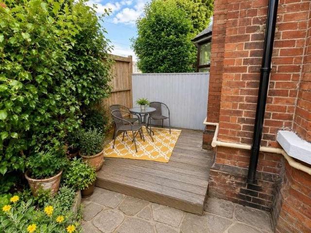 2 bed flat for sale