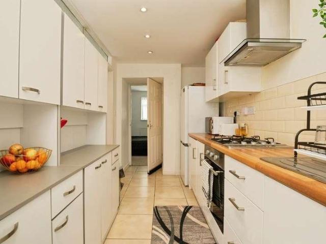2 bed flat for sale