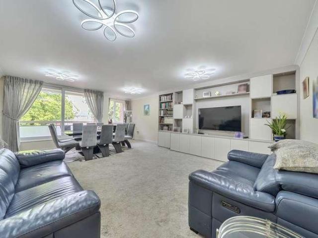 2 bed flat for sale