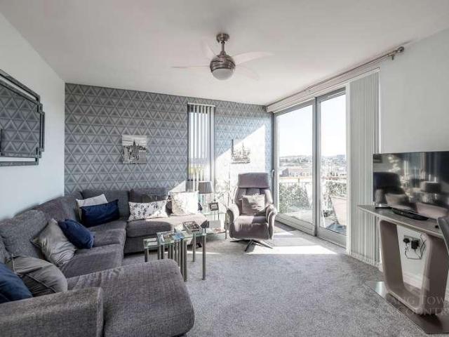2 bed flat for sale